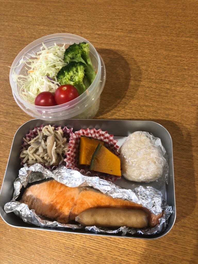 お昼の自前ダイエットお弁当例(ブロッコリーサラダ、焼き鮭、えのき、玄米ご飯)|福岡のパーソナルジムブログ「ダイエットは明日から」