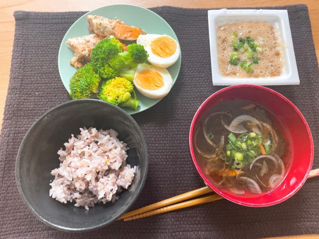 ダイエット・ボディメイク食事例(雑穀米、焼き鮭 ゆでたまご、ブロッコリー 納豆、お吸い物)|福岡のパーソナルジムブログ「ダイエットは明日から」