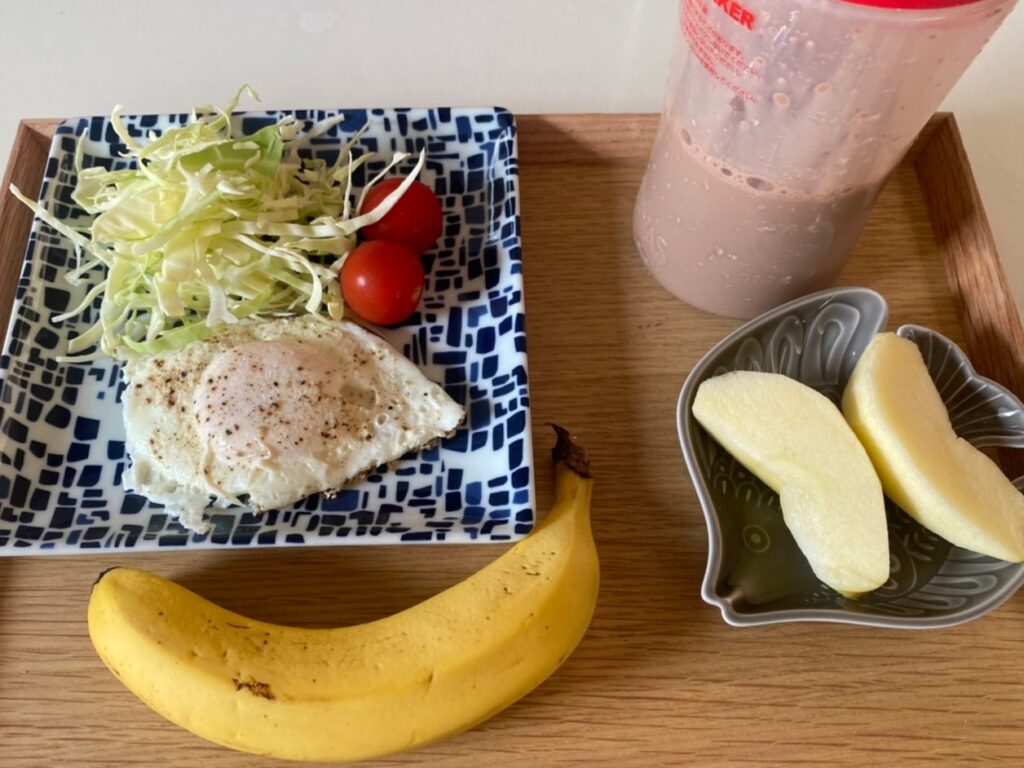 ダイエット・ボディメイク朝ごはん例(バナナ、りんご、プロテイン、目玉焼き、レタス、トマト)|福岡のパーソナルジムブログ「ダイエットは明日から」