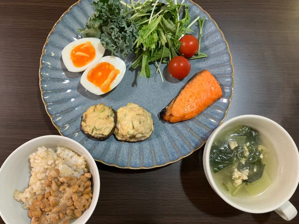 ダイエット・ボディメイク食事例(玄米ご飯、納豆、鮭、椎茸つくねのせ、半熟卵、トマトサラダ、ほうれん草とねぎと卵のスープ)|福岡のパーソナルジムブログ「ダイエットは明日から」