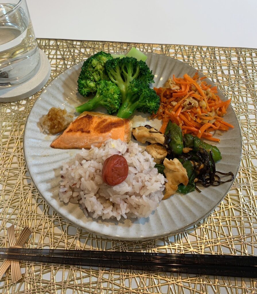 ダイエット・ボディメイク食事例（ブロッコリー、鮭、ひじき、こんぶ、胸肉、ピーマン、うめぼし）｜福岡のパーソナルジムブログ「ダイエットは明日から」 
