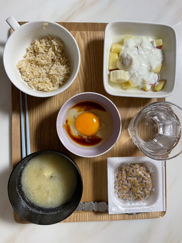 ダイエット・ボディメイク食事例(玄米ご飯、納豆、卵、豆腐とわかめの味噌汁、バナナヨーグルトかけ)|福岡のパーソナルジムブログ「ダイエットは明日から」