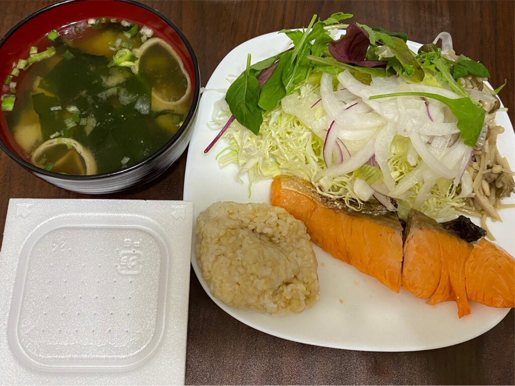 ダイエット食事例(焼き鮭、納豆、玉ねぎスライス、エリンギ、キャベツ、わかめの味噌汁)|福岡のパーソナルジムブログ「ダイエットは明日から」